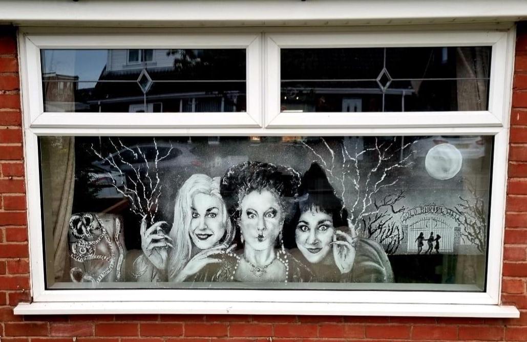 Meet Snow Graffiti Scott: Artist Creates Stunning Window Displays ...
